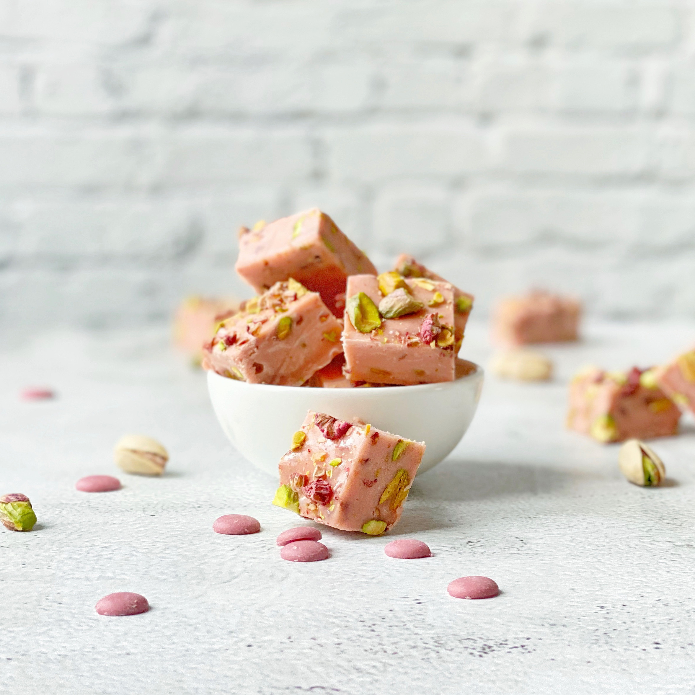 Ruby chocolade fudge met pistache en framboos - Made from Scratch