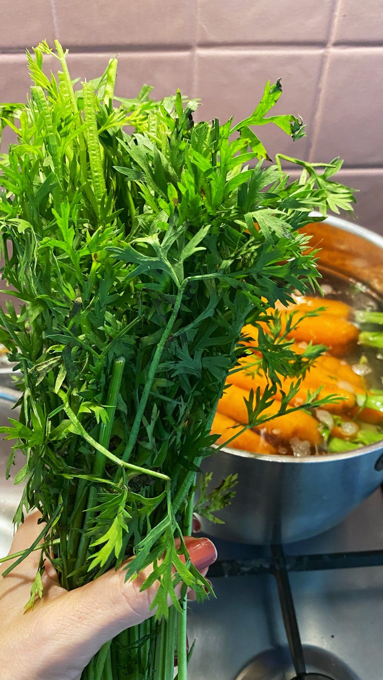 Preggoproof pesto van pompoenpitten en wortelloof - Made from Scratch