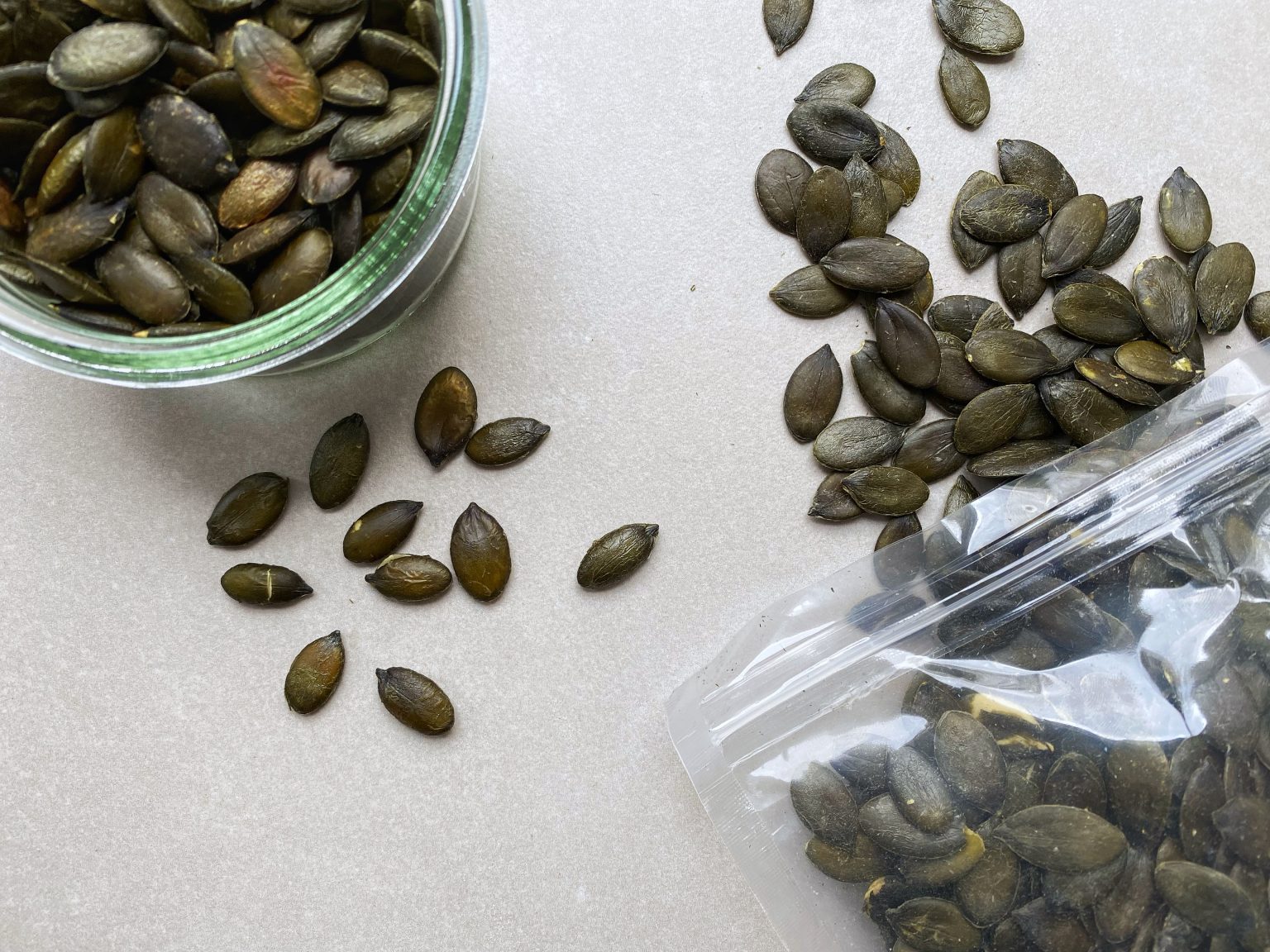 Preggoproof pesto van pompoenpitten en wortelloof - Made from Scratch