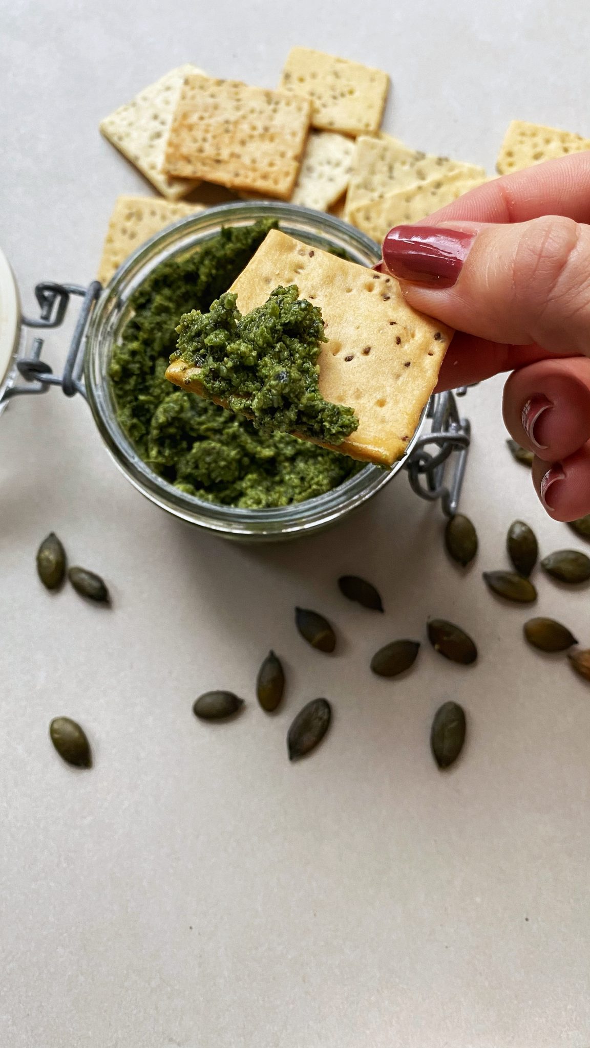 Preggoproof pesto van pompoenpitten en wortelloof - Made from Scratch