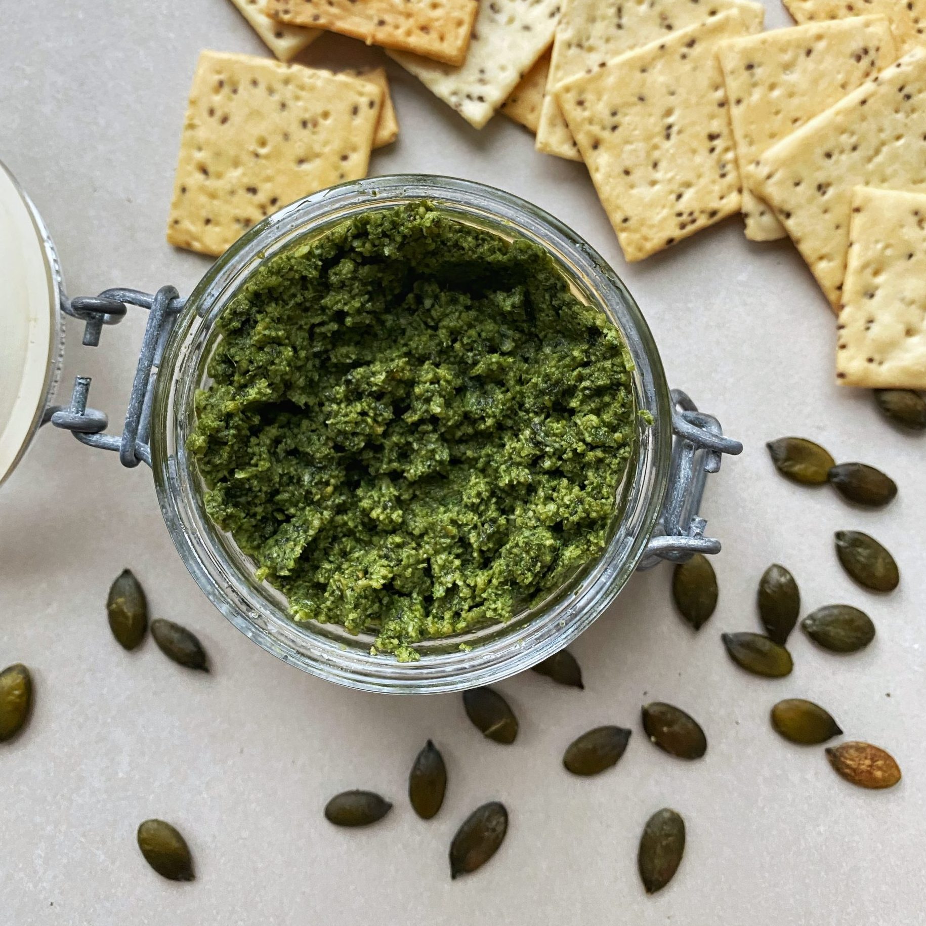 Preggoproof pesto van pompoenpitten en wortelloof - Made from Scratch